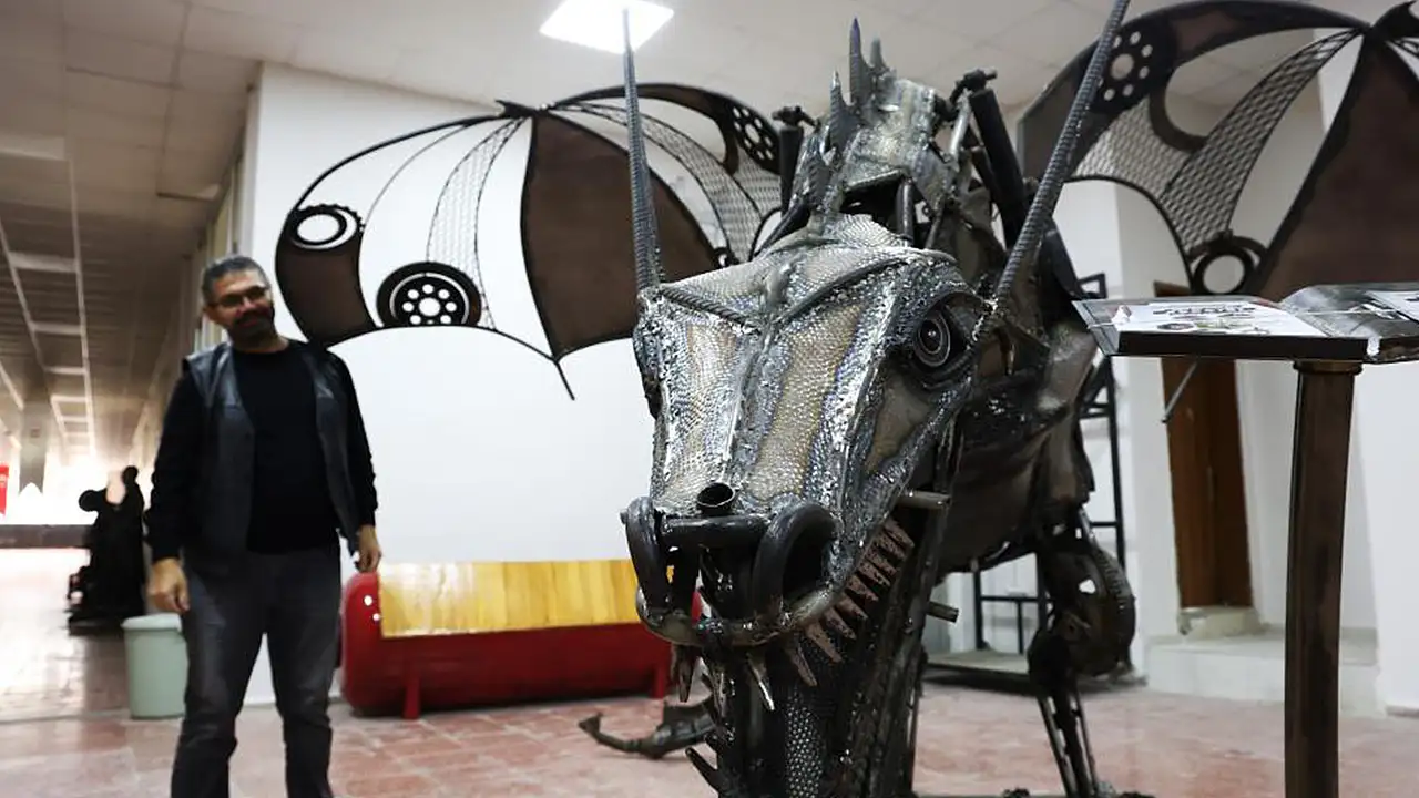 Elazığ'ın Demir Adamından Dev Ejderha Heykeli