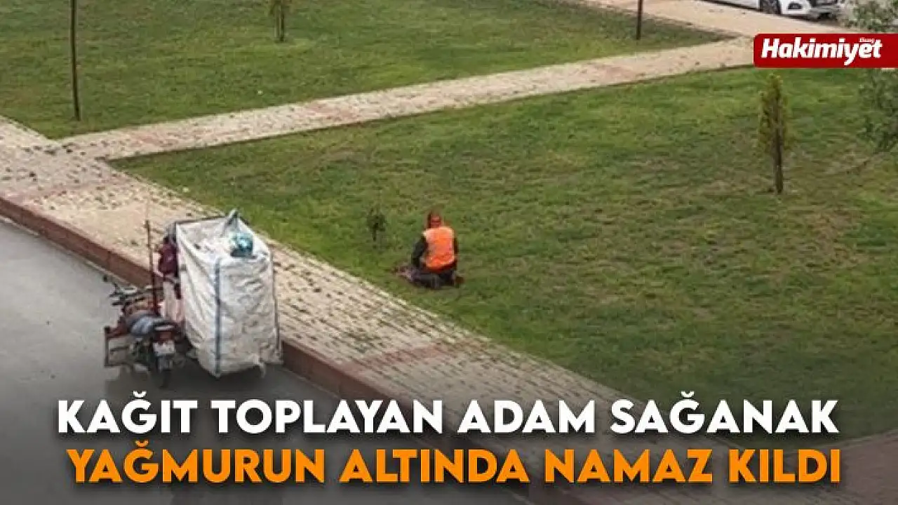 Kağıt toplayan adam sağanak yağmurun altında namaz kıldı