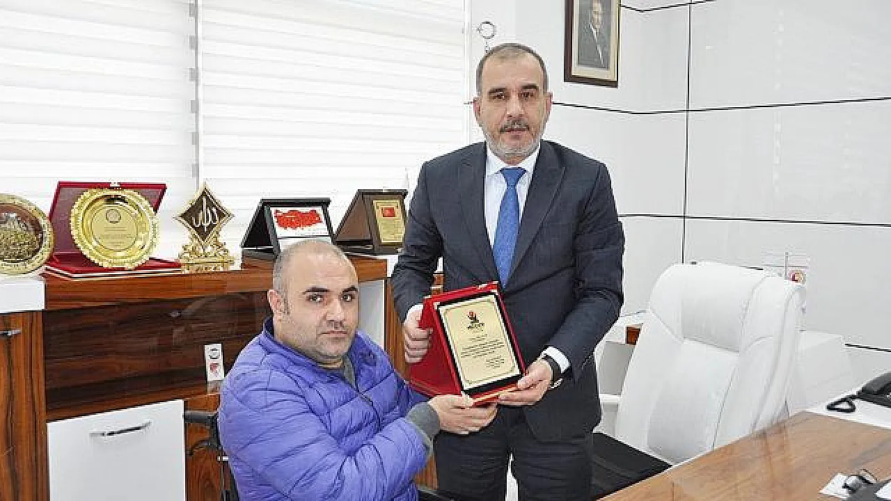 MİDDER'DEN BAŞKAN ALAN'A PLAKET